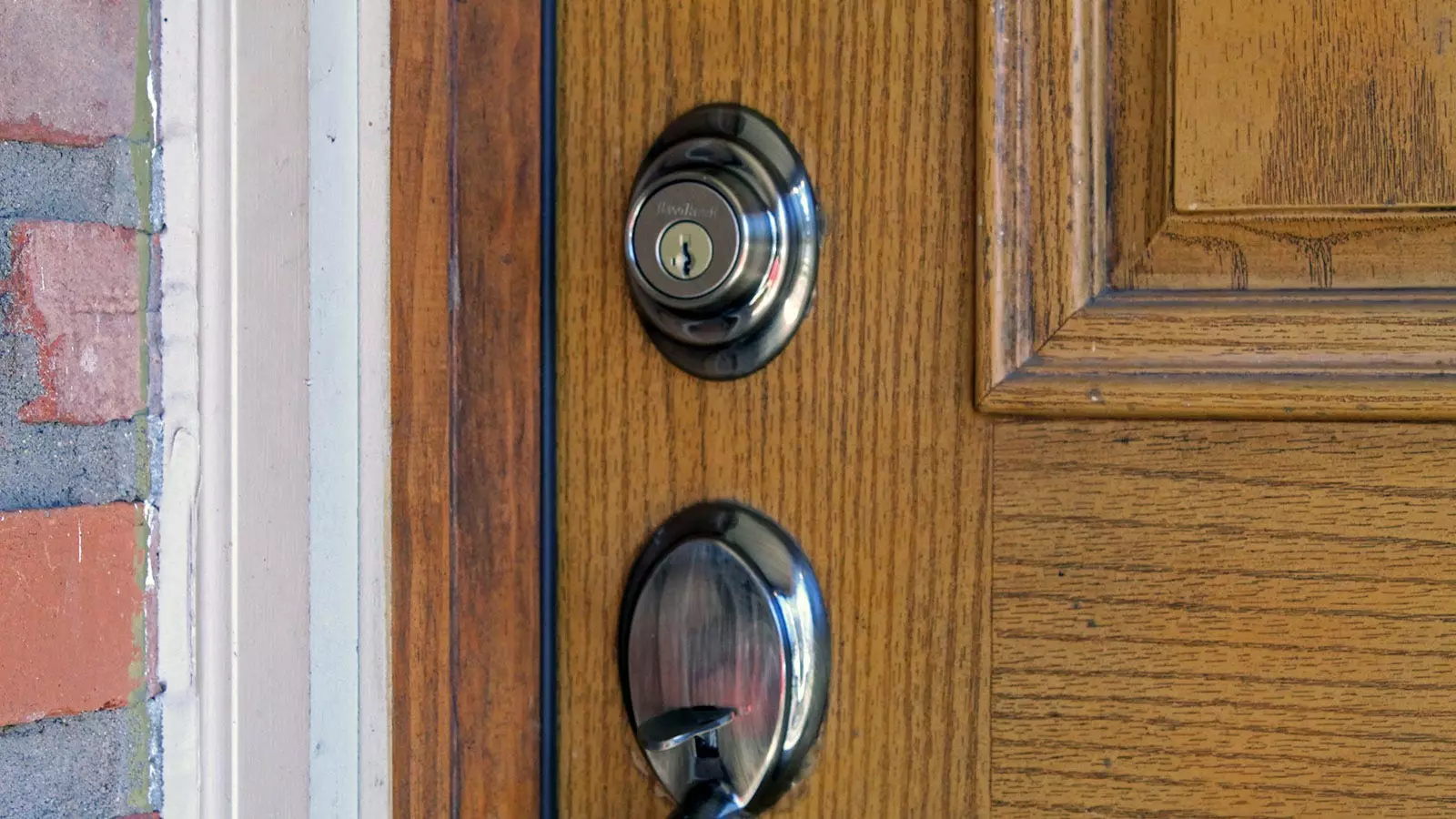 Vrata s standardno ključavnico in ročajem.