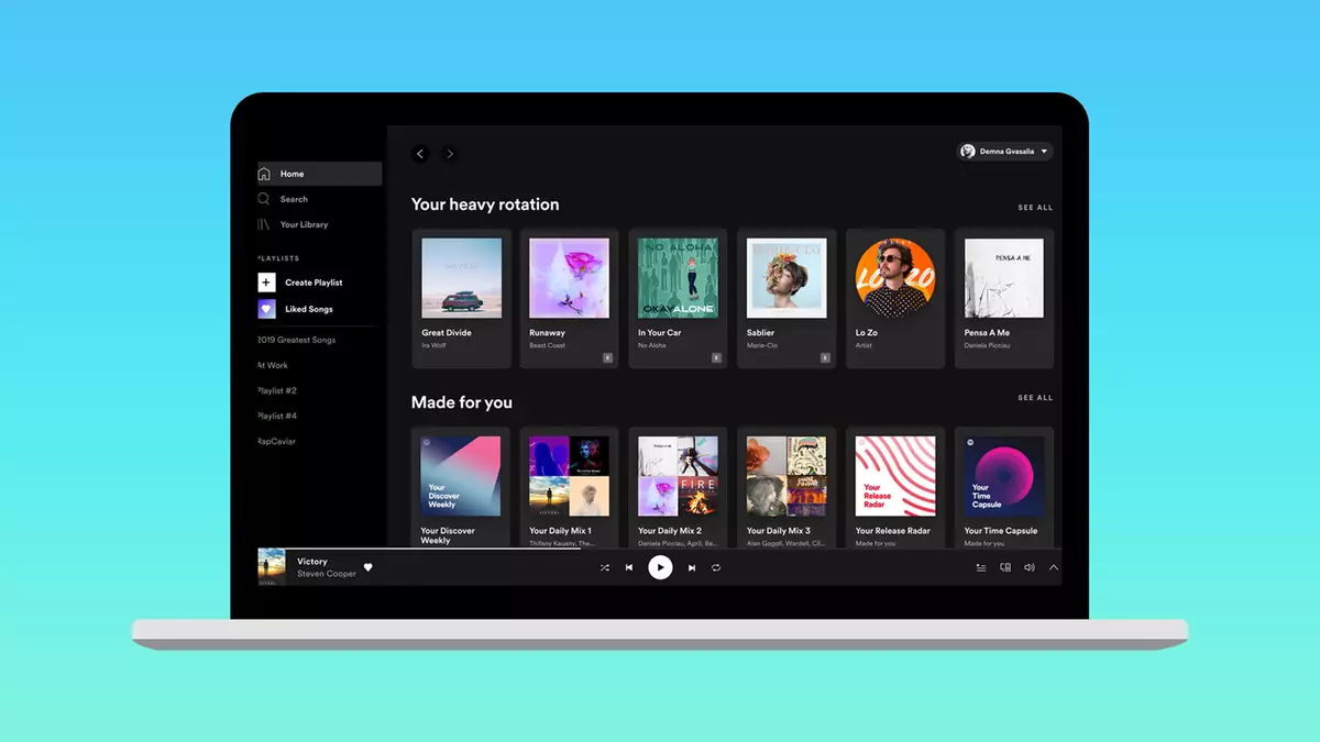 Ноутбук із Spotify на екрані.