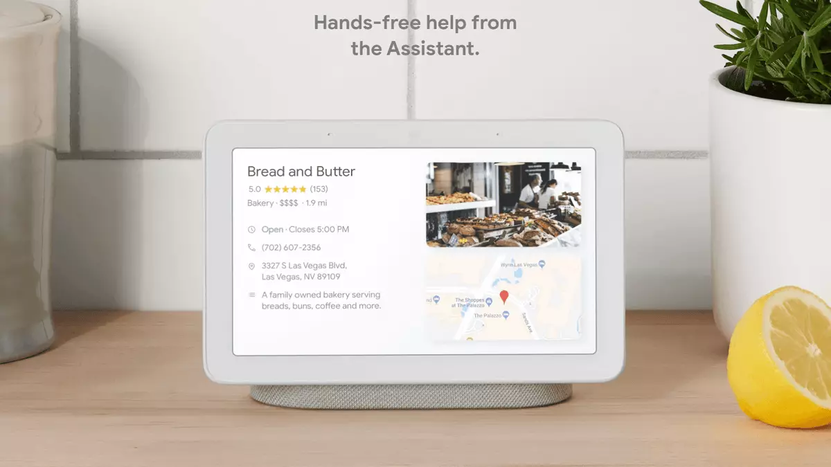 En Nest Hub-skærm med en kvittering for brød i et køkken.