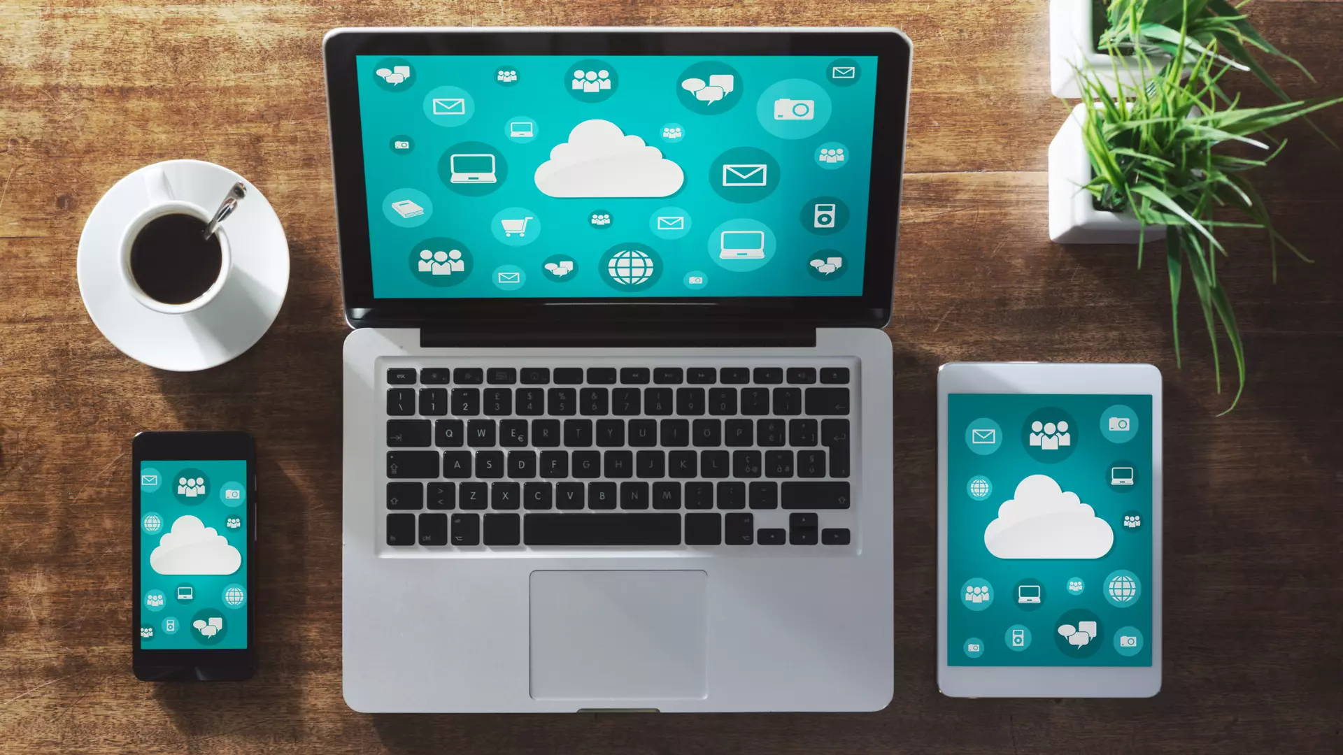 Cloud computing a rozhraní sociálních sítí na obrazovce notebooku, tabletu a smartphonu