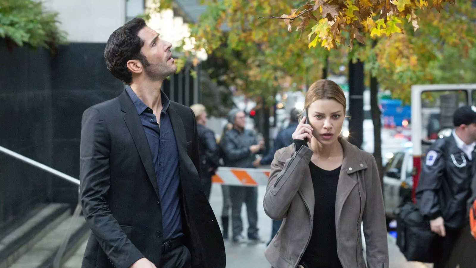 Lucifer và Chloe trong loạt phim 'Lucifer' khi đi dạo trên một con phố.