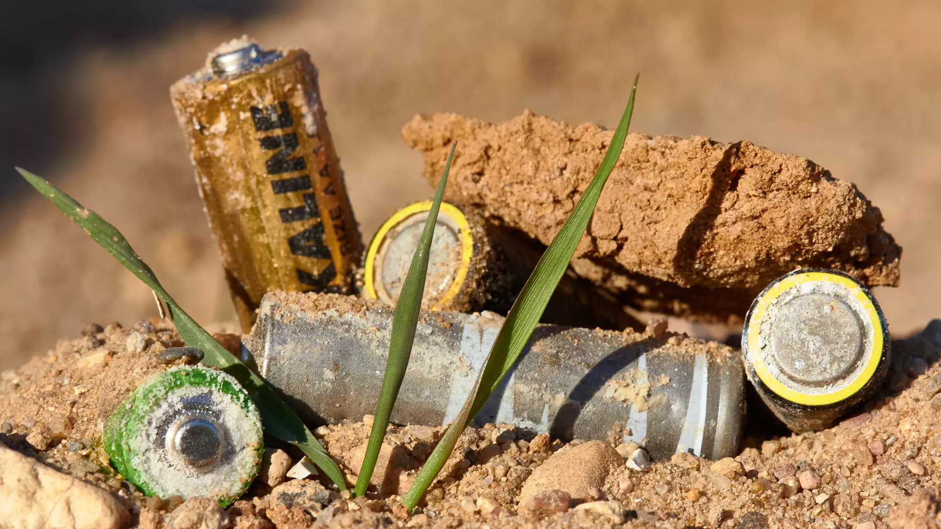 Een stel batterijen begraven in vuil