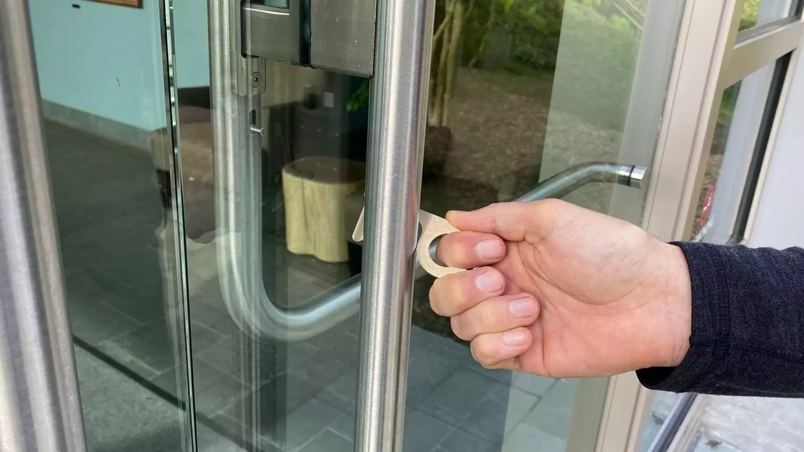 Les « ouvre-portes sans contact » en laiton sont partout maintenant, mais sont-ils vraiment utiles ?
