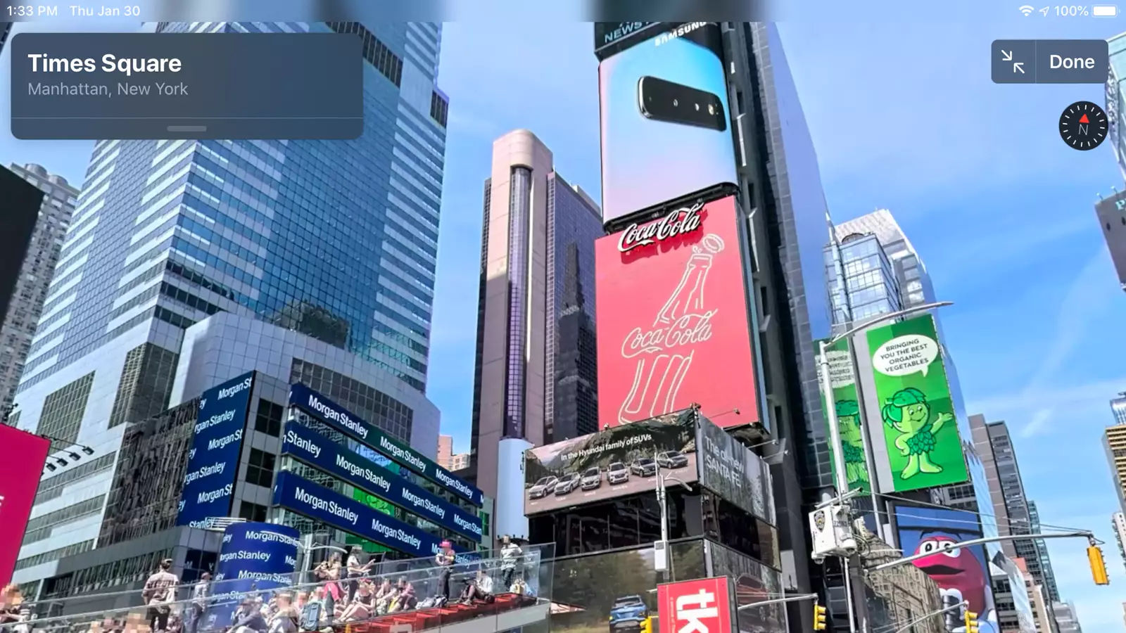 Et bilde som ser opp på Times Square-plakaten.