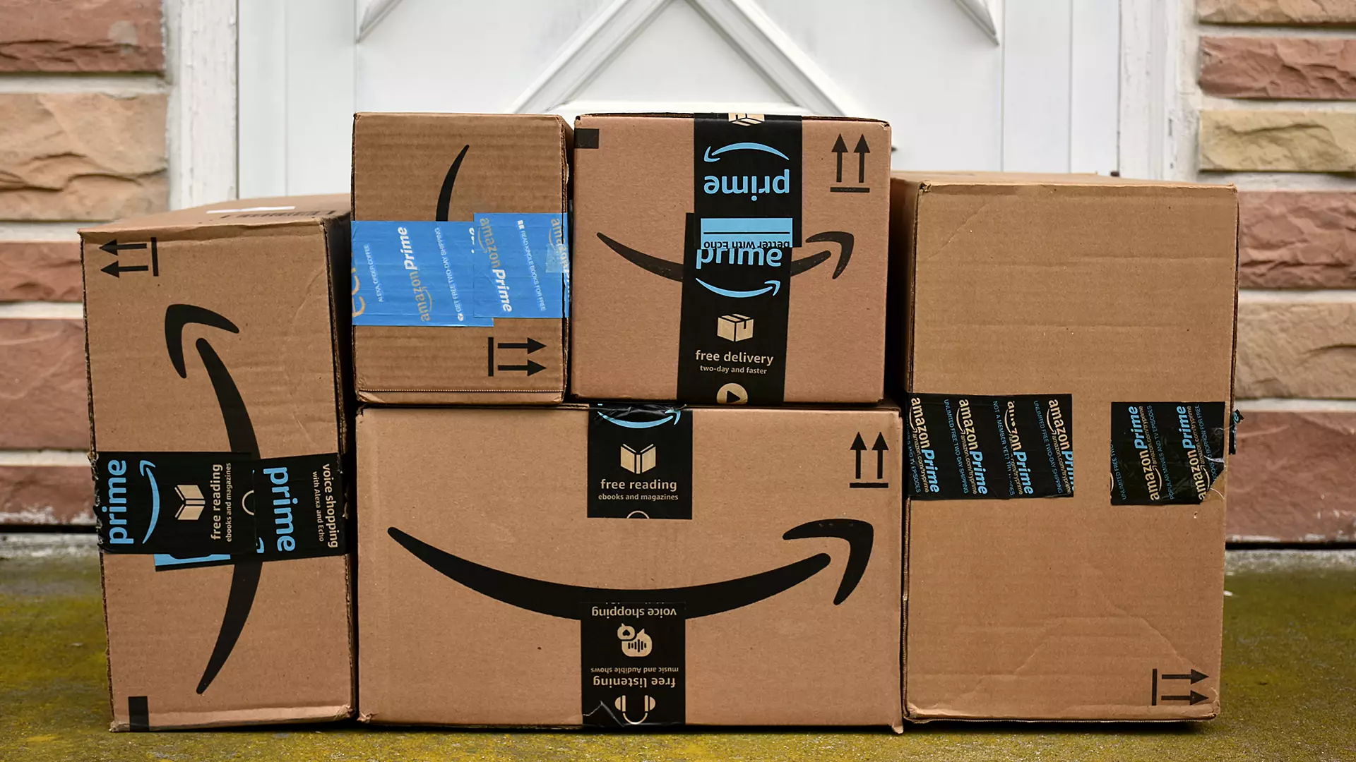 „Amazon“ dėžučių nuotrauka prie slenksčio.
