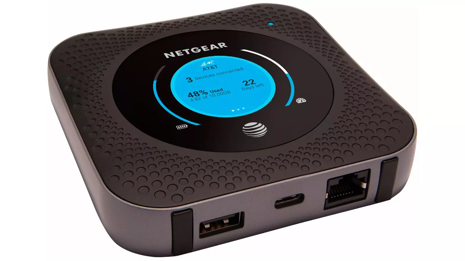 Perangkat AT&T NETGEAR Nighthawk LTE Mobile Hotspot Router dengan layar 1,4 inci yang menunjukkan statistik dan daya baterai