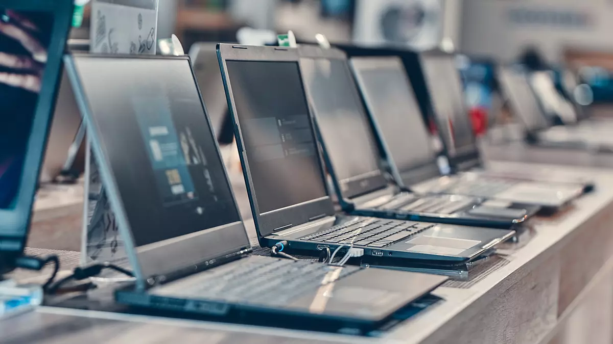 Een rij laptops bij de computerwinkel.