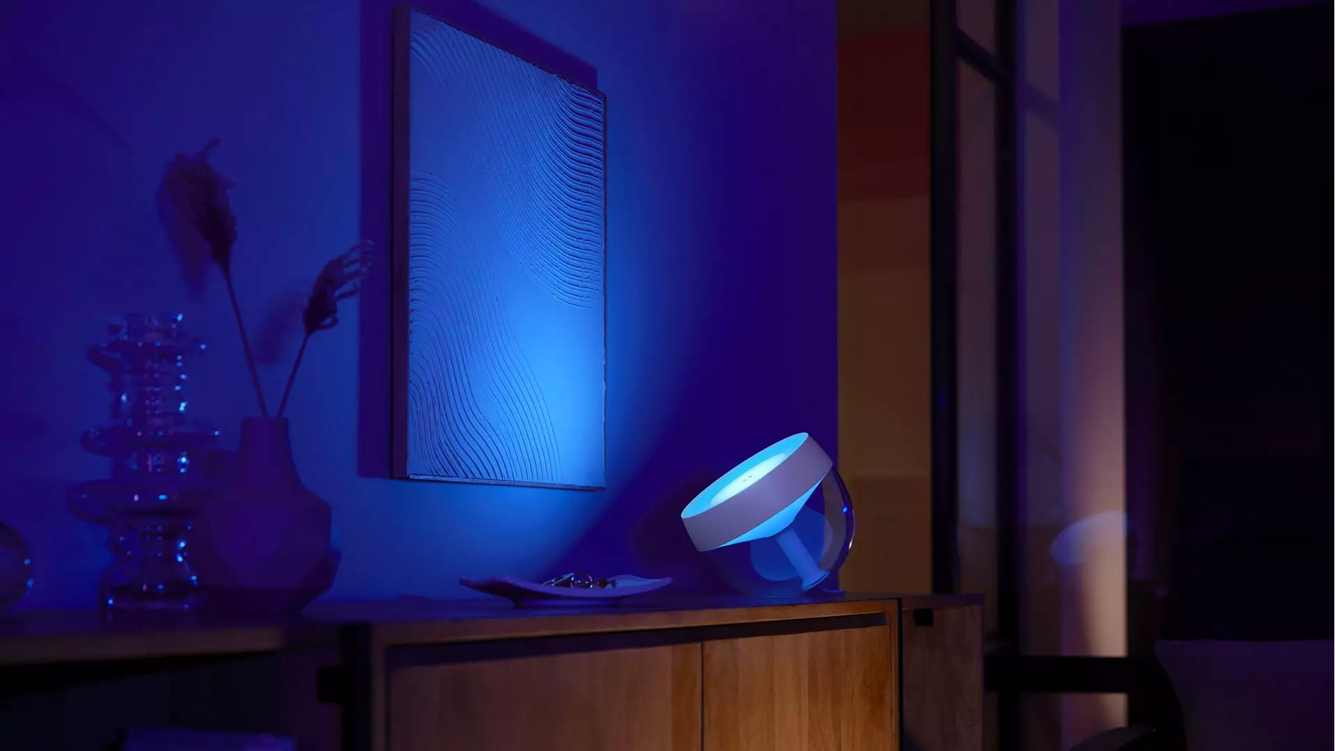 Een Irislamp schijnt blauw licht diagonaal op een muur.
