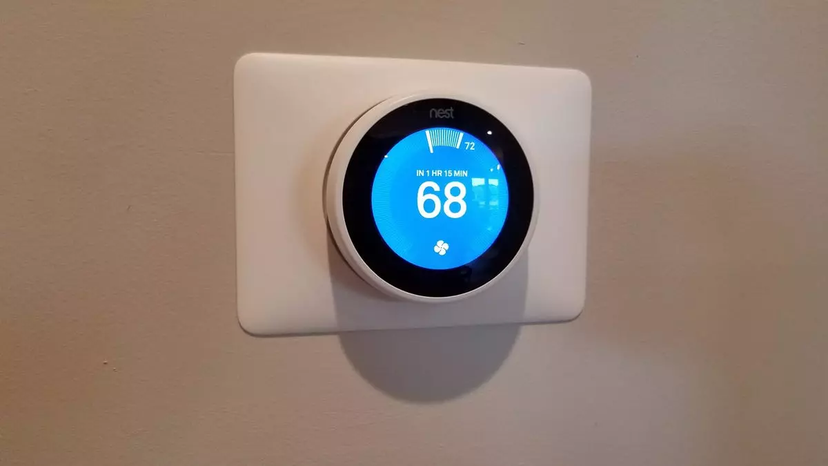 En Nest Thermostat, deen en Haus op 68 Grad ofkillt.
