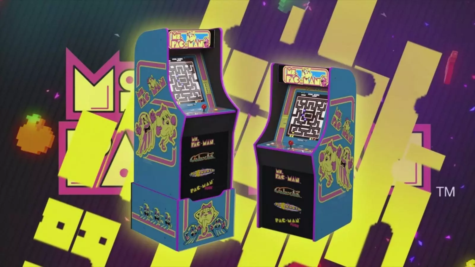 MS. Pac-Man Arcade1Up 기계가 라이저에 있습니다.