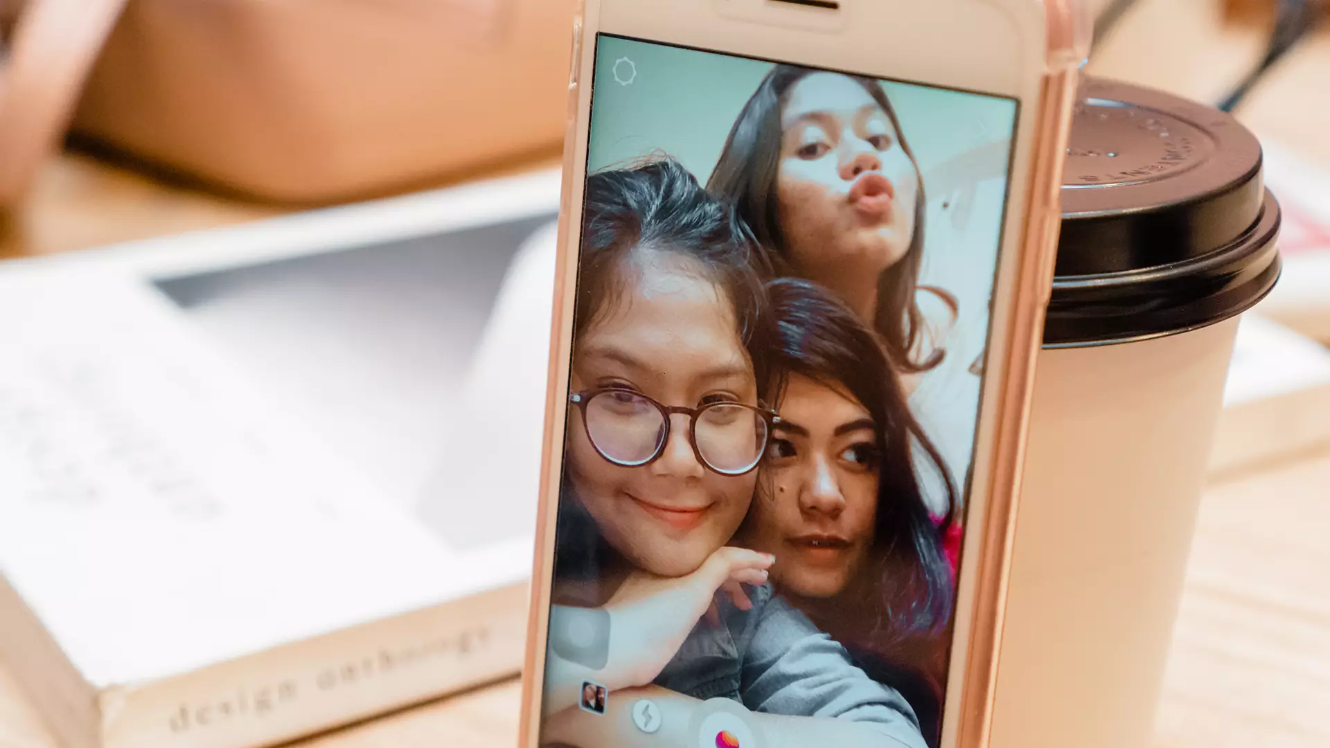 Un gruppo di ragazze che fanno un video verticale su un telefono.