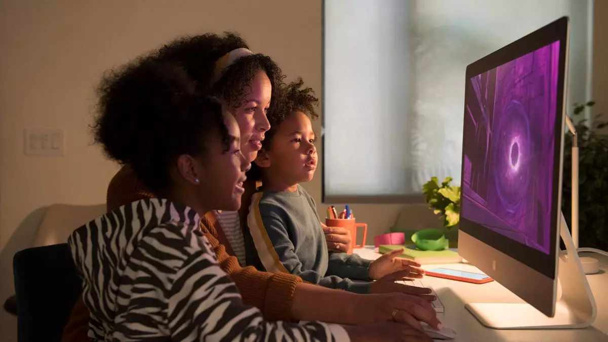 En familie som ser på den nye iMac 27-tommeren.