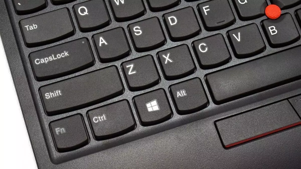 Primeiro plano dun teclado ThinkPad.