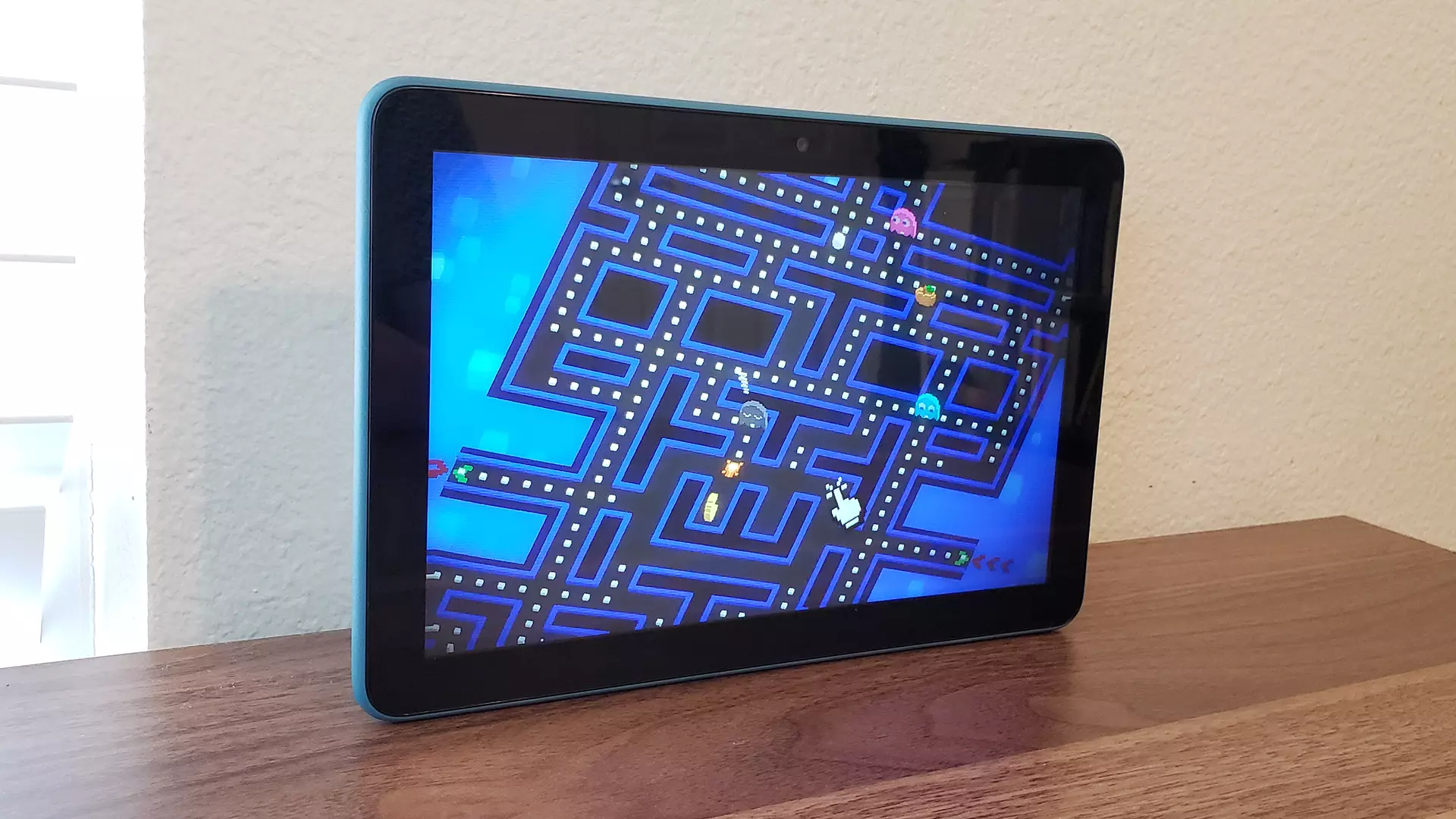 Uma foto do tablet Fire jogando Pac-Man256.