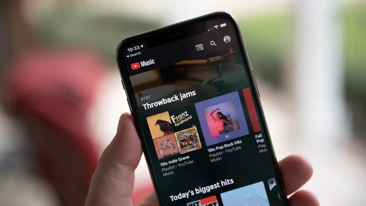 Ein iPhone mit YouTube Music, das Throwback-Jams zeigt