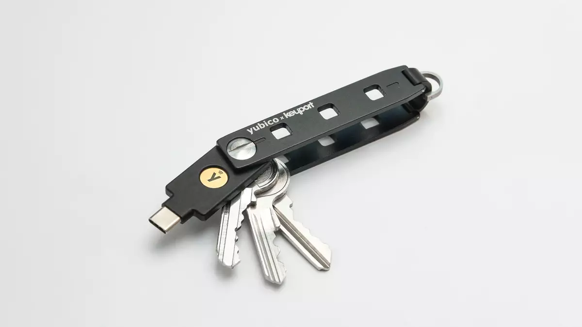 Yubico Keyport -avainjärjestäjä, jossa on sarja avaimia ja Yubikey.