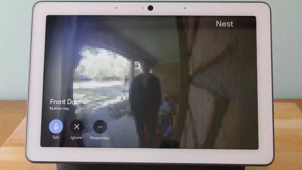 Isang Nest Hub Max na may naka-pixel na larawan sa screen.