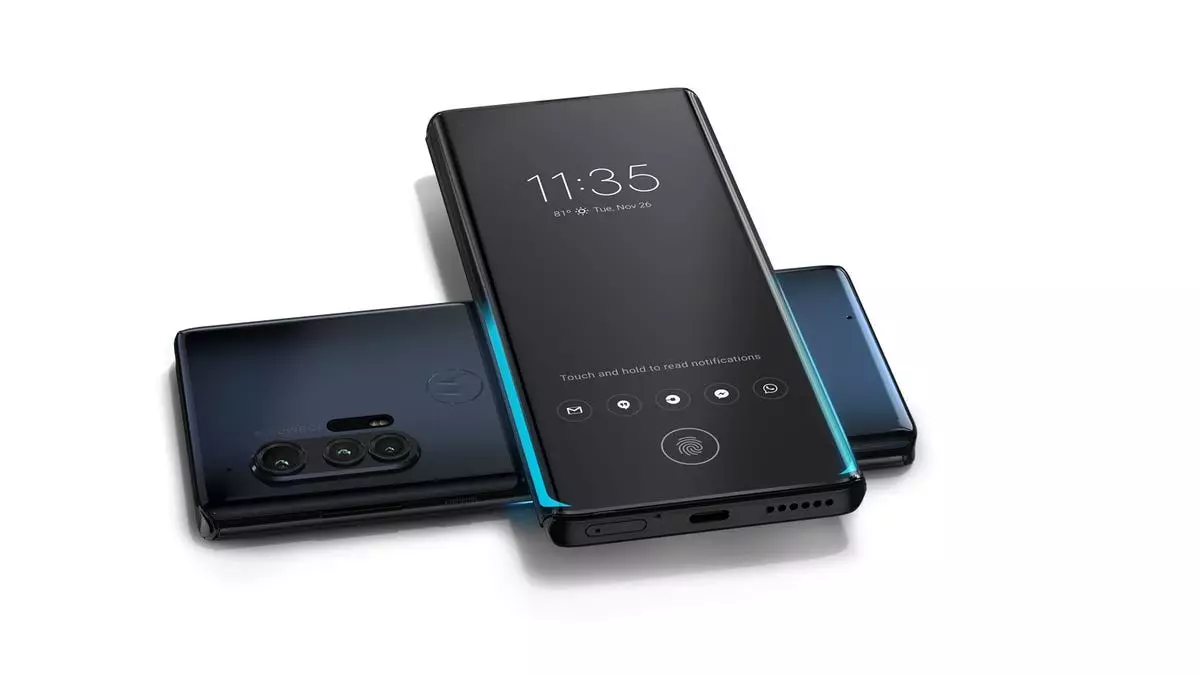 שני טלפונים של Motorola Edge+, אחד מציג את המסך שלו והשני מציג את הגב והמצלמות שלו.