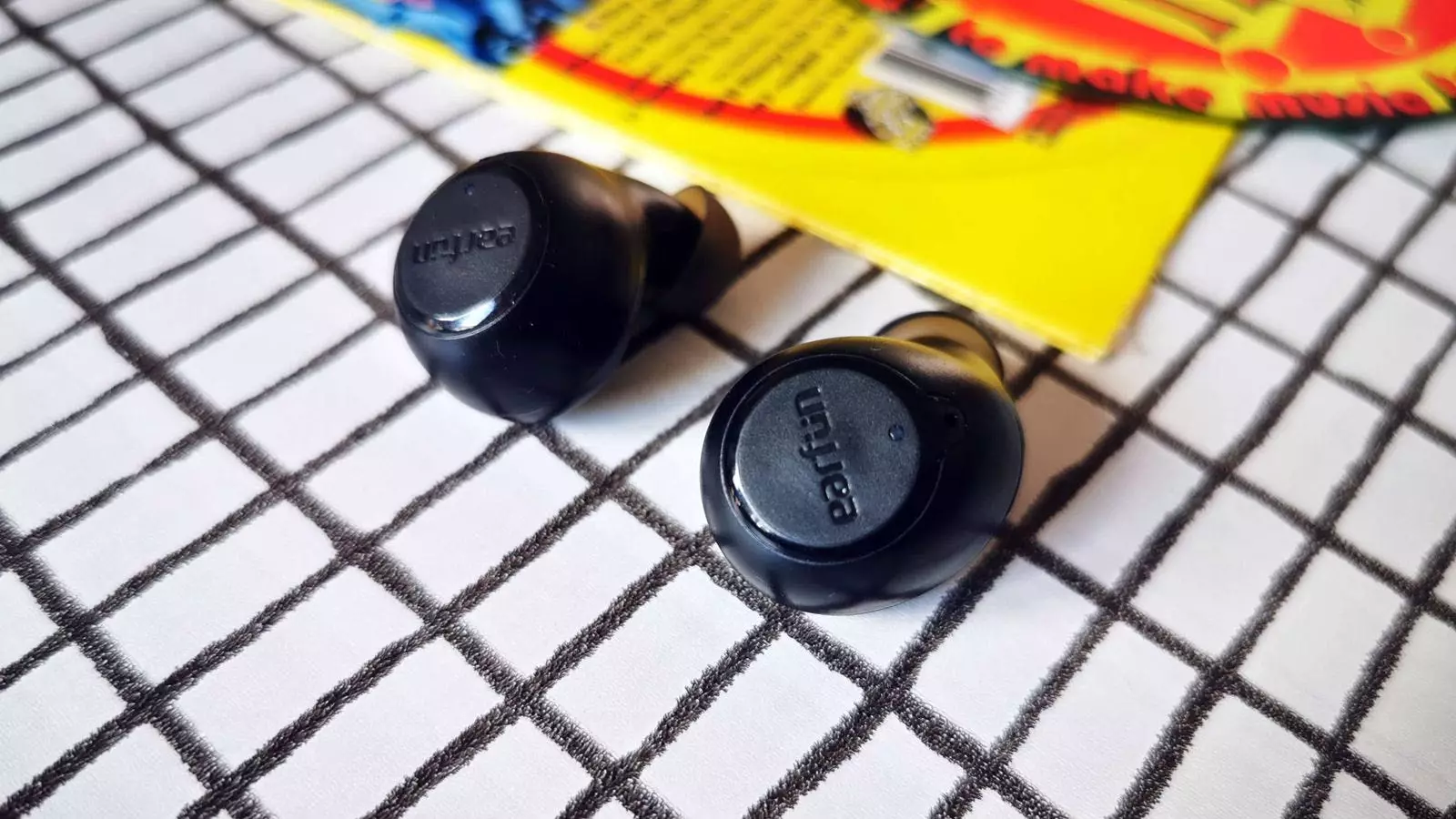 Ακουστικά χωρίς θήκη στο τραπέζι