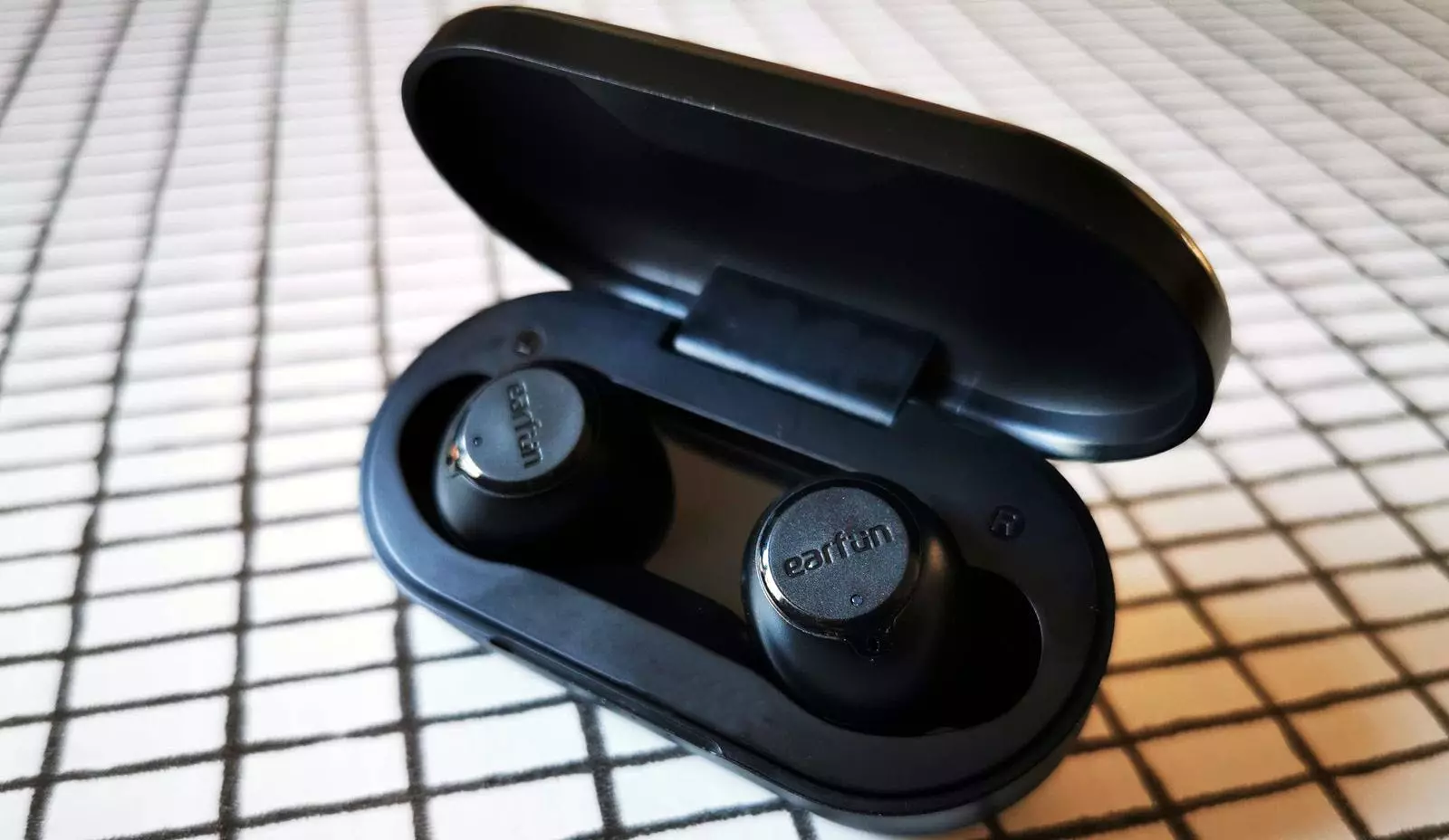 ακουστικά για ακουστικά σε θήκη με ανοιχτό καπάκι