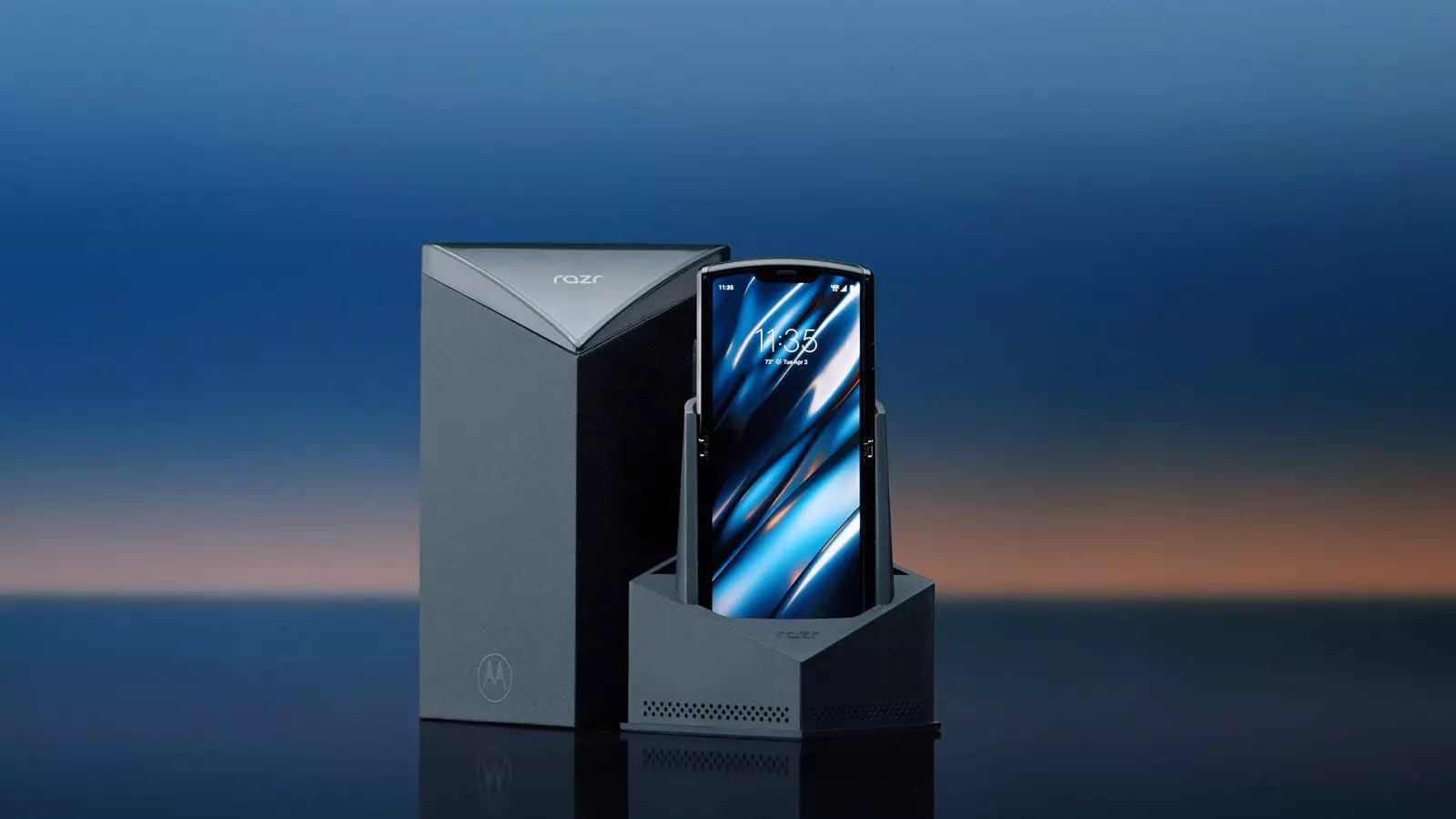 Motorola razr Termasuk Dock Nightstand yang Cantik Jika Tidak Tidak Ada Gunanya