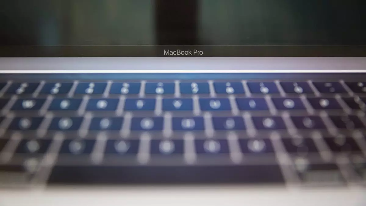 Un MacBook Pro desenfocado