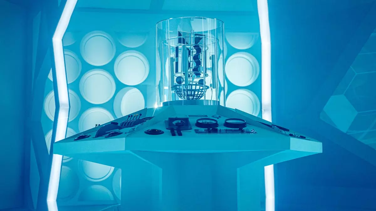 E wäiss a blo-hued Interieur vum Tardis Set vum 'Doctor Who'