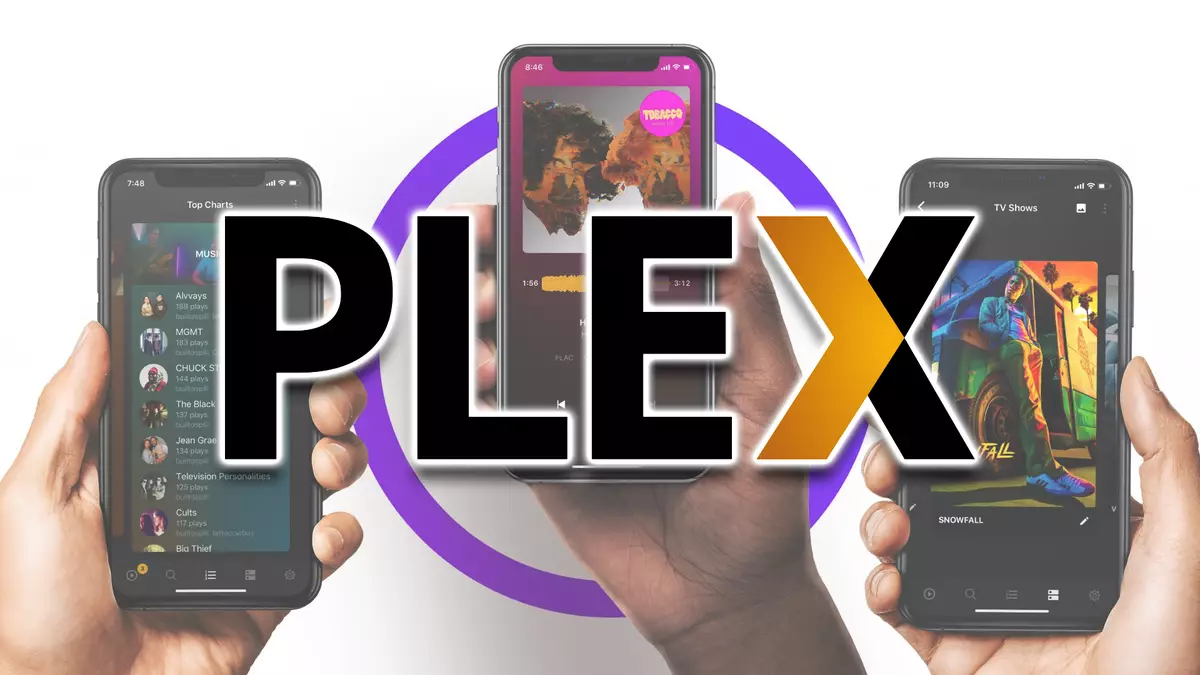 شعار Plex فوق الأجهزة التي تعمل بنظام Plex و Plexamp.