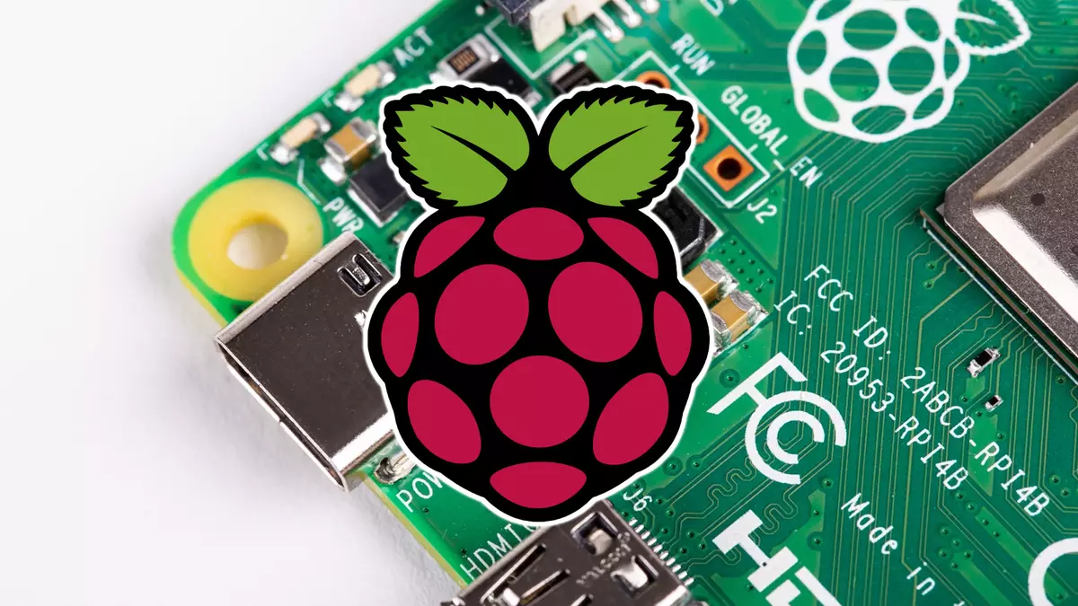 Raspberry Pi logo, mis asetseb Pi 4 tahvli kohal.