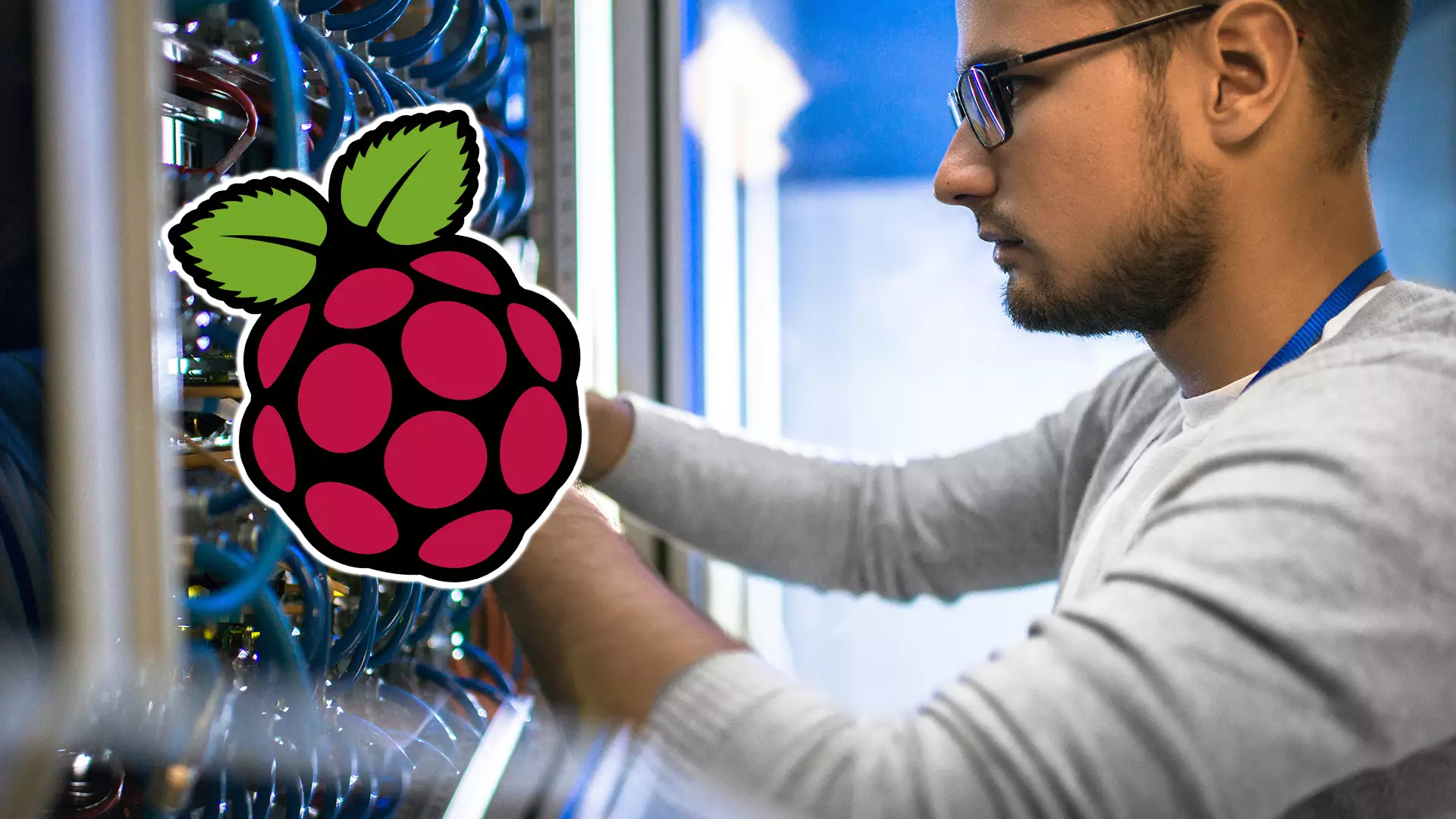 Një burrë që shqetësohet me një server gjigant, me logon e Raspberry Pi të mbivendosur mbi duar.