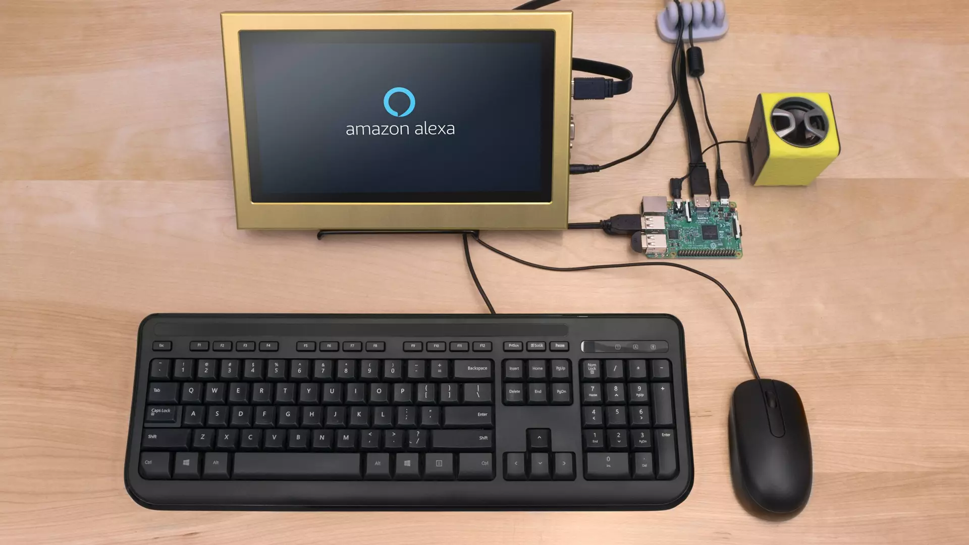 'n Sleutelbord, muis en monitor met Amazon Alexa op die skerm gekoppel aan 'n Raspberry Pi.