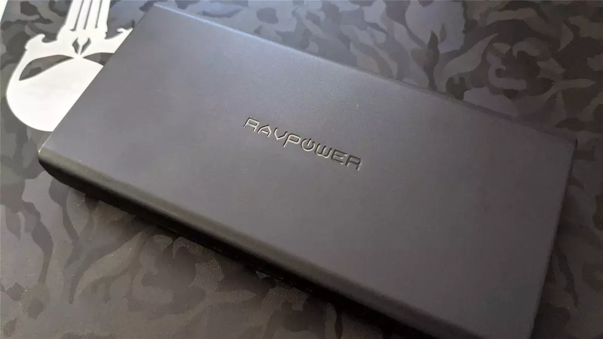 带有迷彩皮肤和惩罚者贴纸的 Pixelbook 上的 RavPower 电池