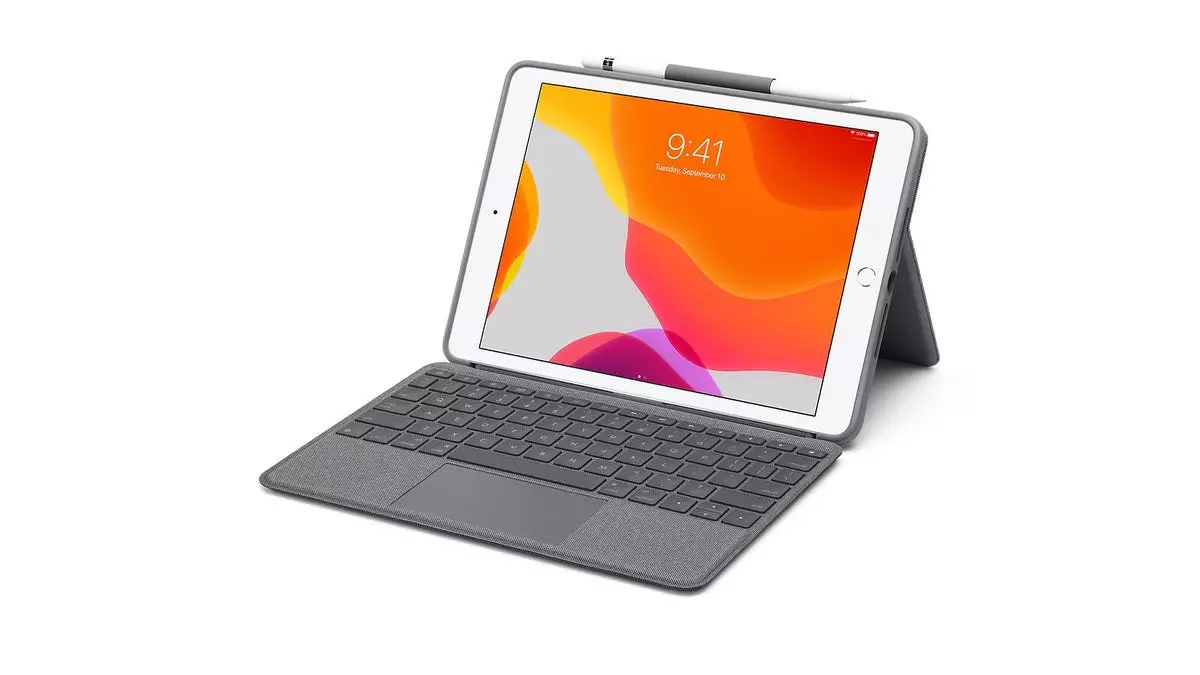 En iPad med det nye Logitech-tastatur og etui påsat.