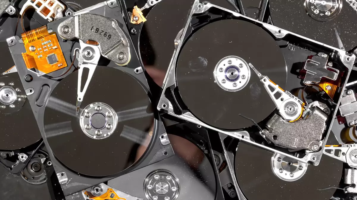 Cieto disku kaudze ar atsegtiem diskiem. Uz visiem diskdziņiem ir nejauki putekļi un pirkstu nospiedumi.