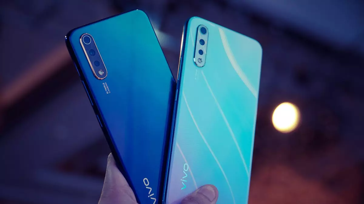 Hai điện thoại Vivo có màu xanh lam khác nhau đặt cạnh nhau.