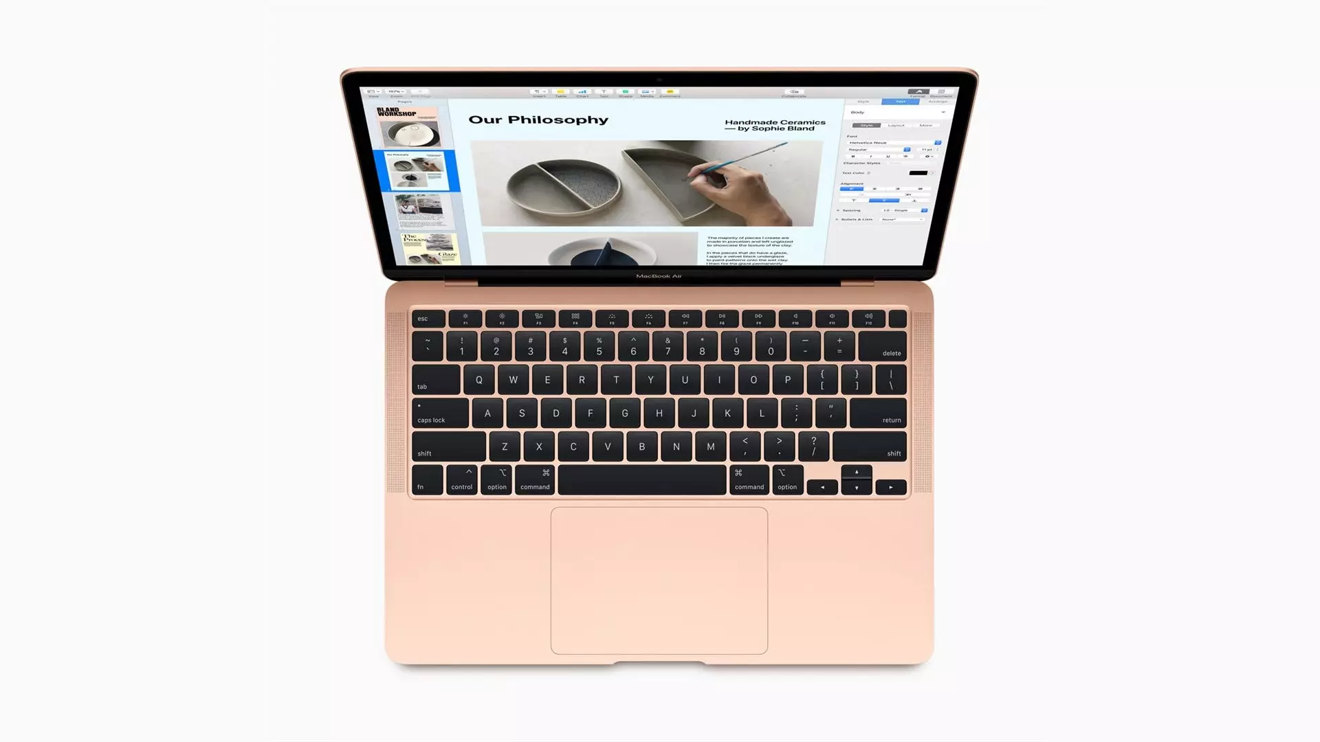Намоиши аз боло ба поён аз MacBook Air нав, ки клавиатураро нишон медиҳад