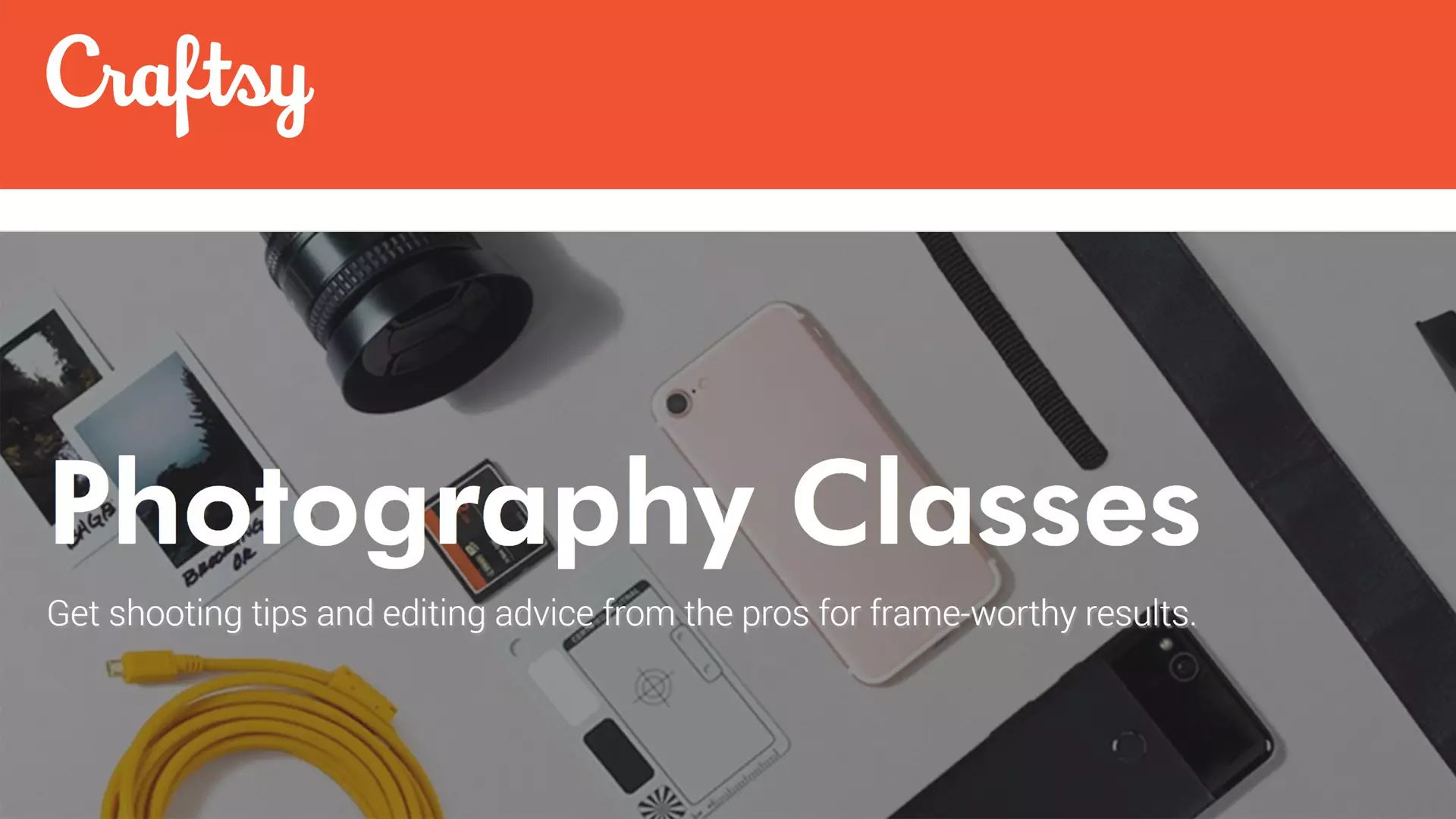 Craftsy ლოგო და ფოტოგრაფიის კლასების ტექსტი კამერების, სმარტფონებისა და აღჭურვილობის წინ