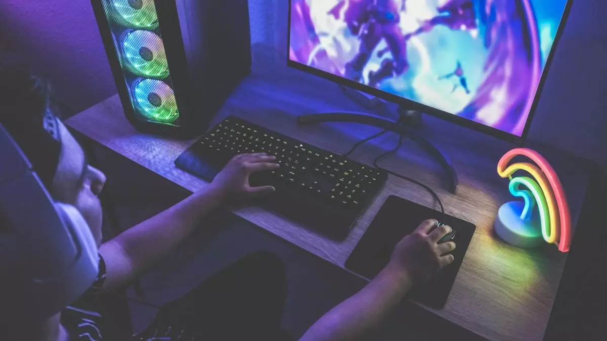 En ung mand streamer et spil til internettet.