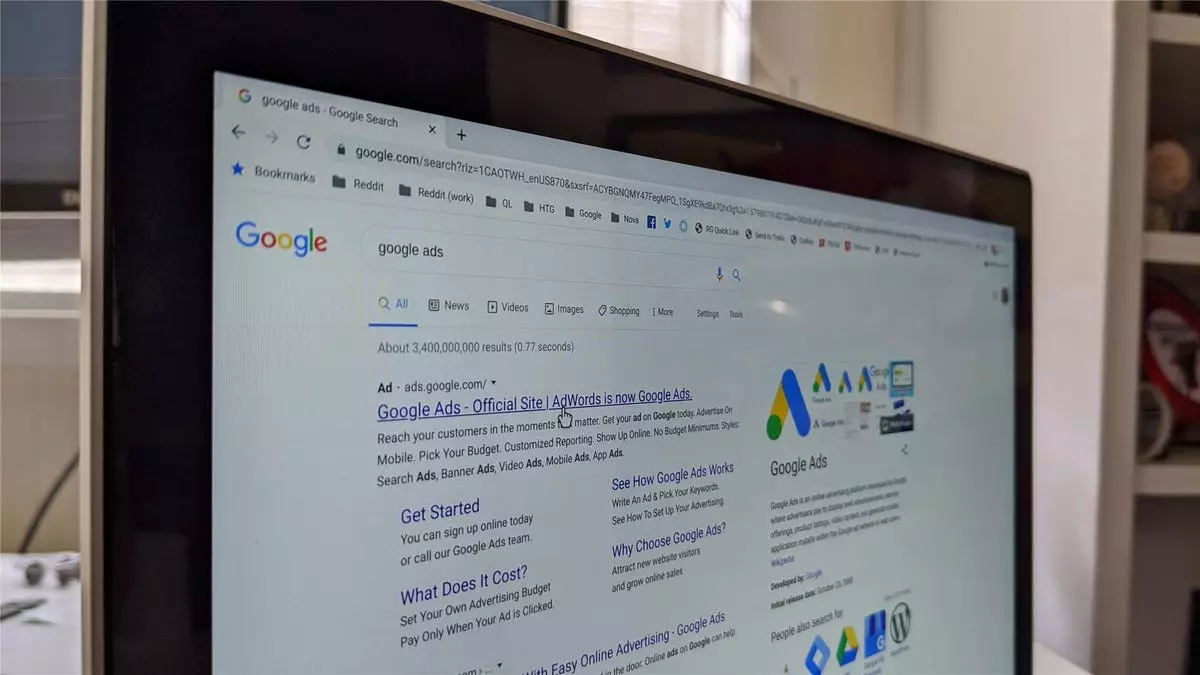 Monitor zobrazujúci výsledky vyhľadávania Google pre daný výraz