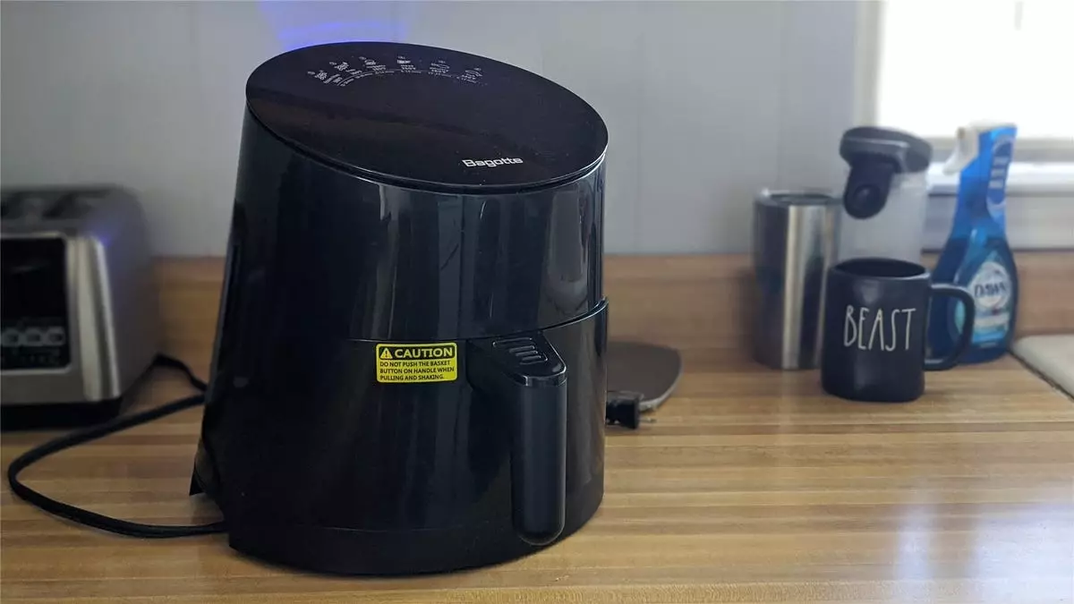 Fritadeira a ar Bagotte 3,7 l em preto sobre um balcão de talho