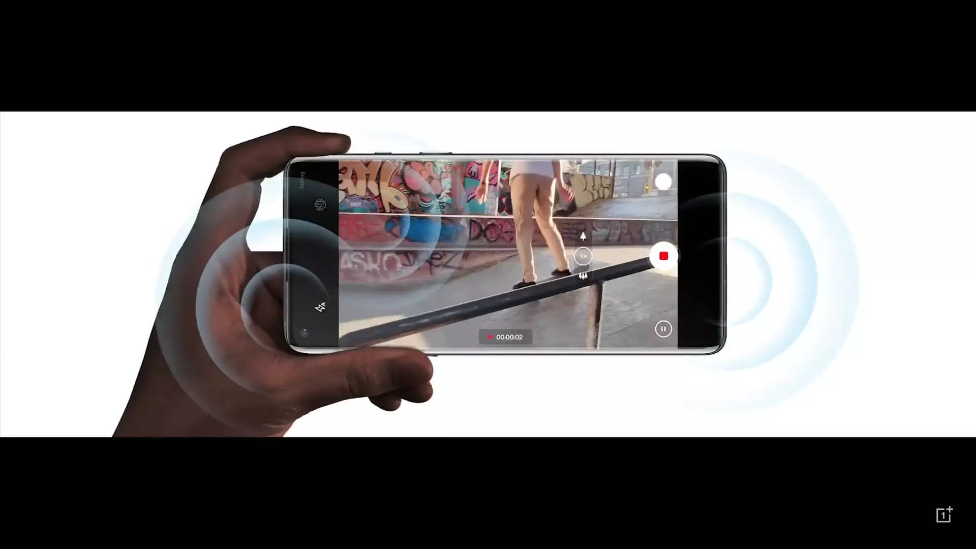 'n OnePlus-foon met stereo klankgolwe wat uitstraal.