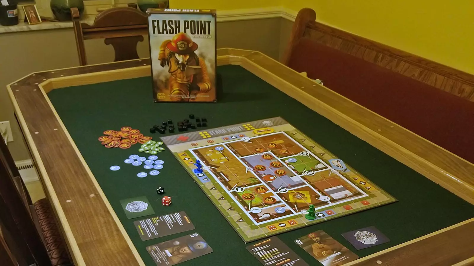 Stolová hra Flash Point postavená na stole.