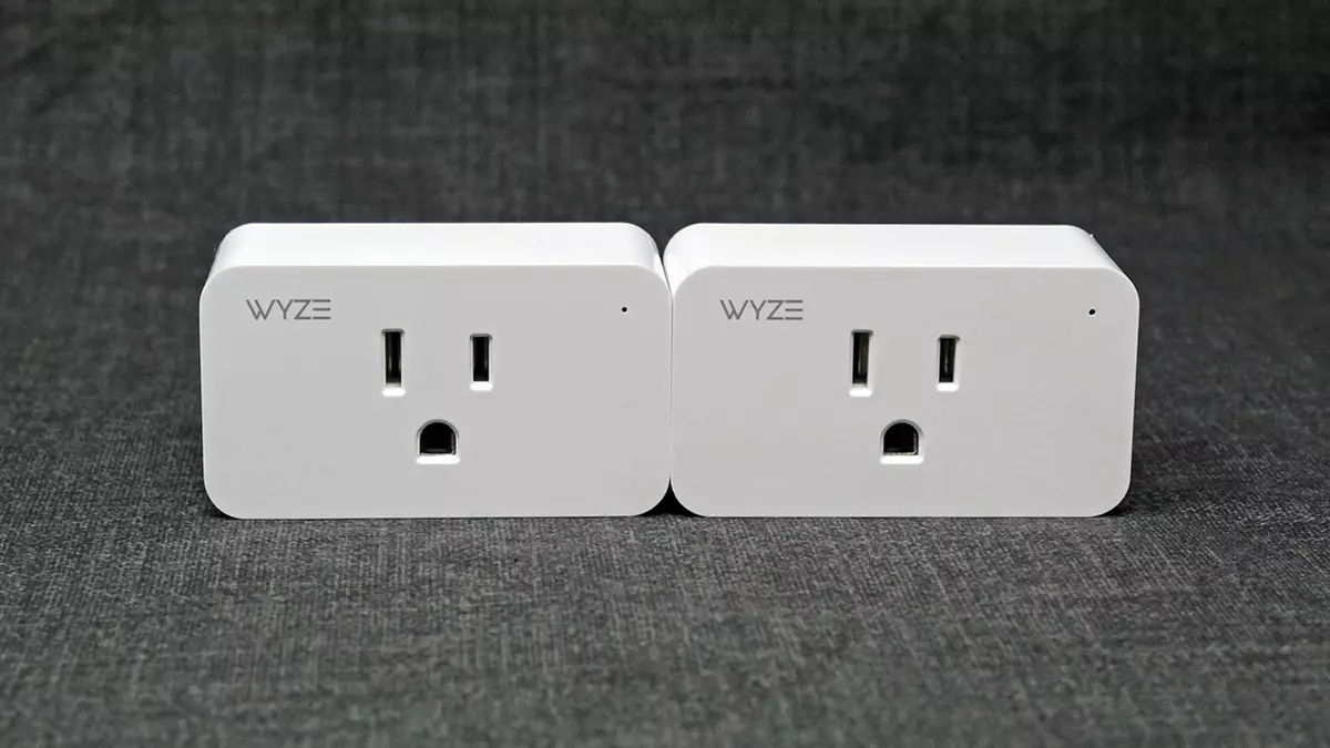 Ein Foto von zwei Wyze Smart Plugs nebeneinander.