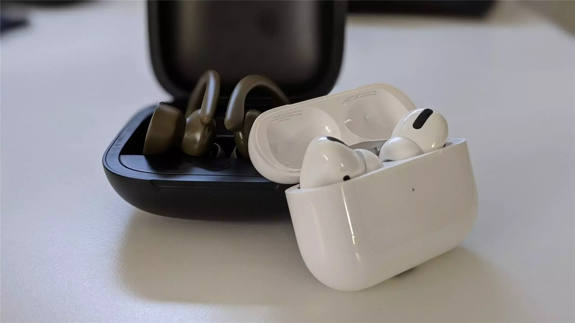 Nkhondo ya Pro Earbuds: Beats Powerbeats Pro vs. Apple AirPods Pro