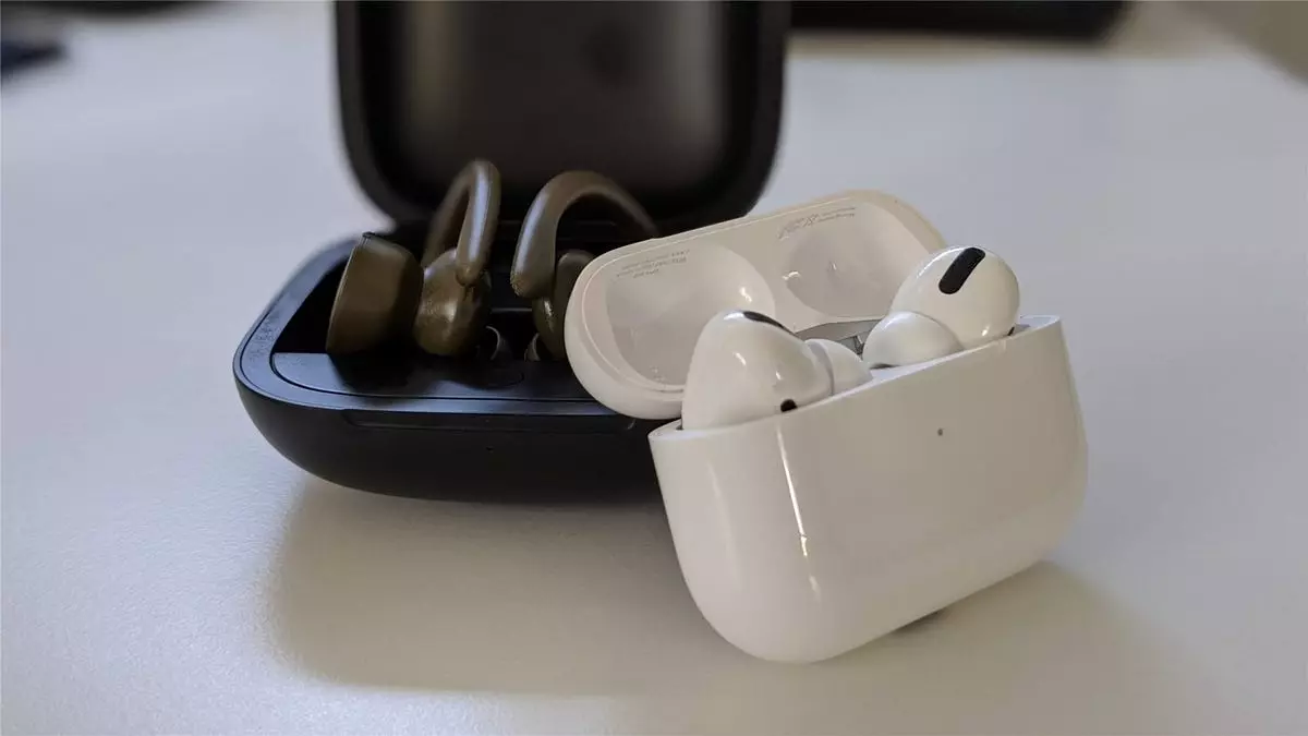 Il Beat Powerbeats Pro accanto all'Apple AirPods Pro