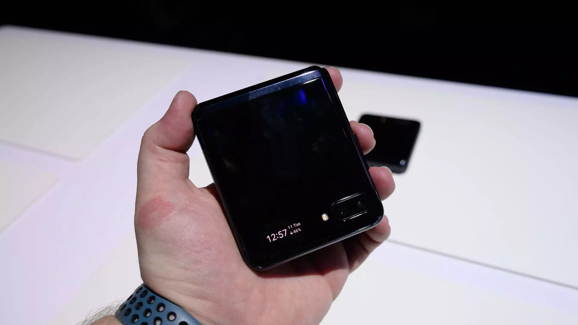 Ekrani i përparmë i Samsung Galaxy Z me rrokullisje me orë