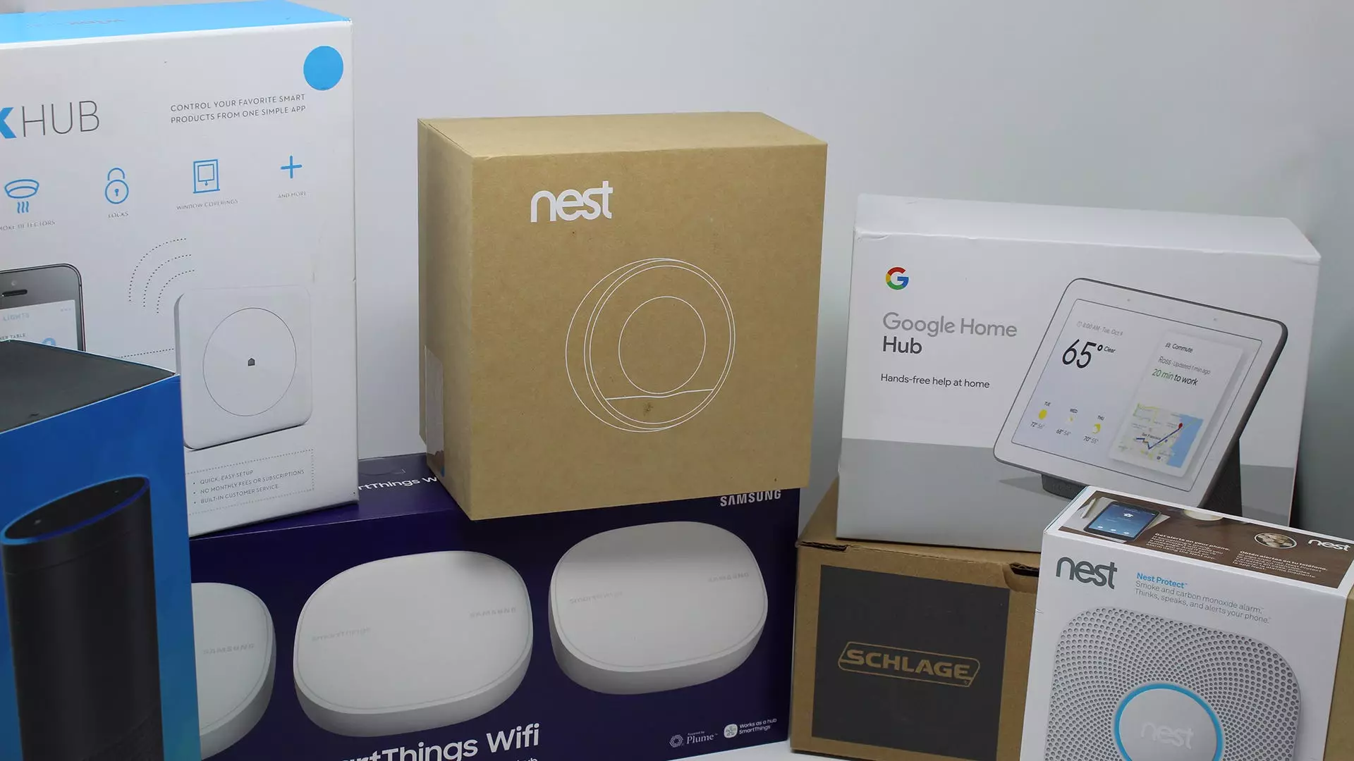 Usa ka Nest thermostat, Wink Hub, z-wave lock, ug uban pang hub-based nga mga device.