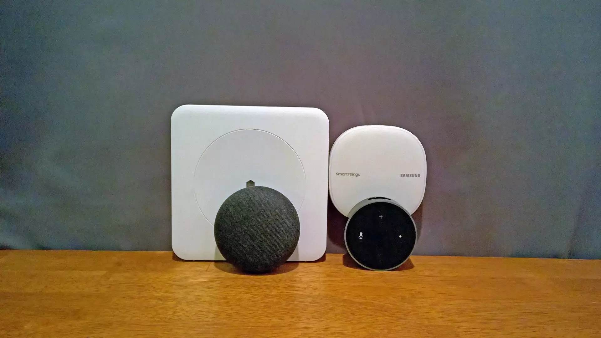 Nest mini และ Echo dot ที่ด้านหน้าฮับ Wink และ SmartThings