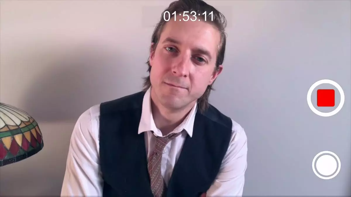 Rory Williams videót rögzít egy okostelefonon.