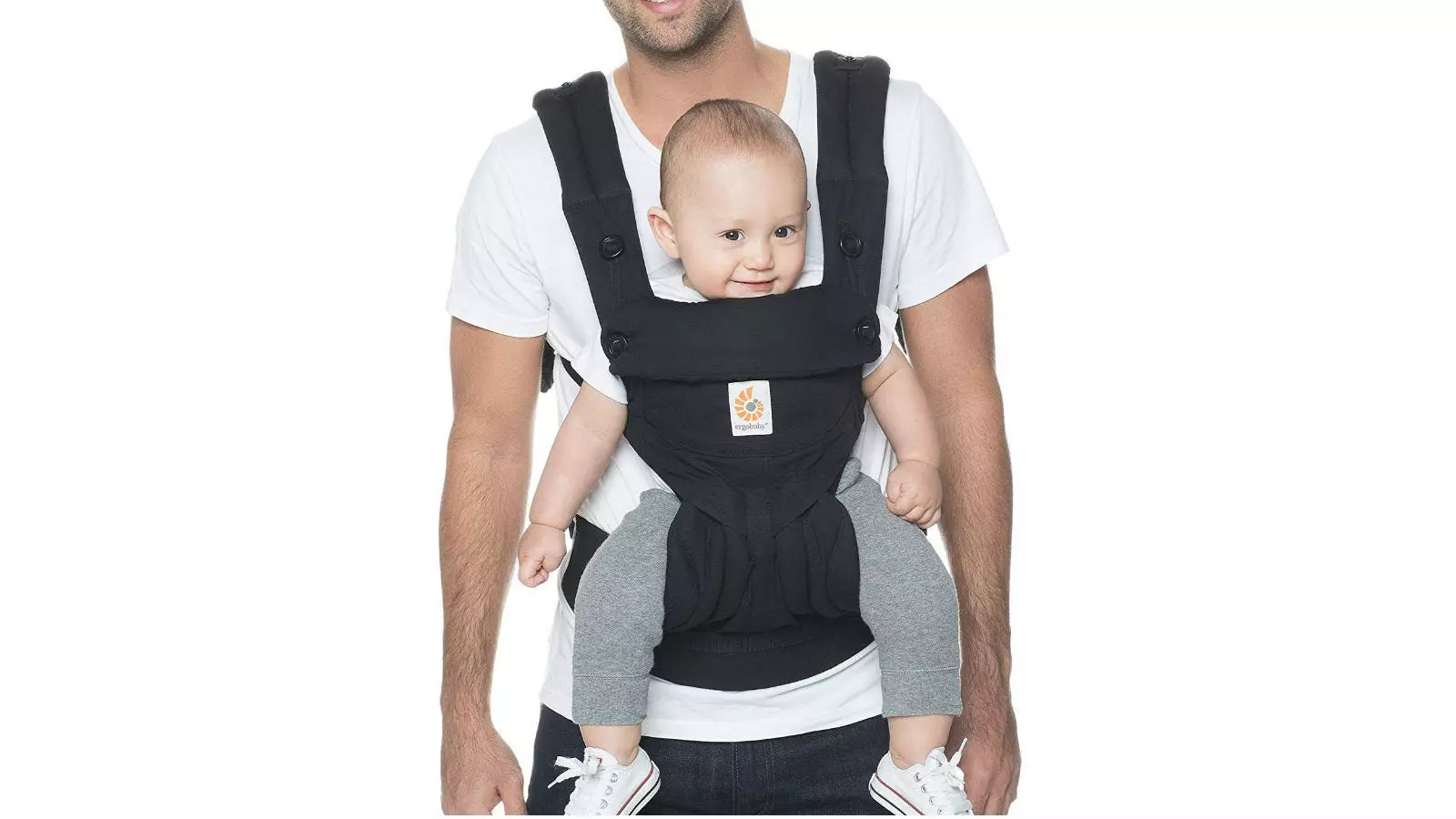 Мъж, носещ бебе в кошница Ergobaby 360.